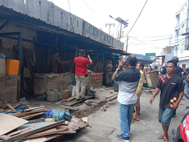 Ratusan Lapak di Pasar Lama Dibongkar - Rakyat Maluku Ratusan Lapak di Pasar Lama Dibongkar - Rakyat Maluku